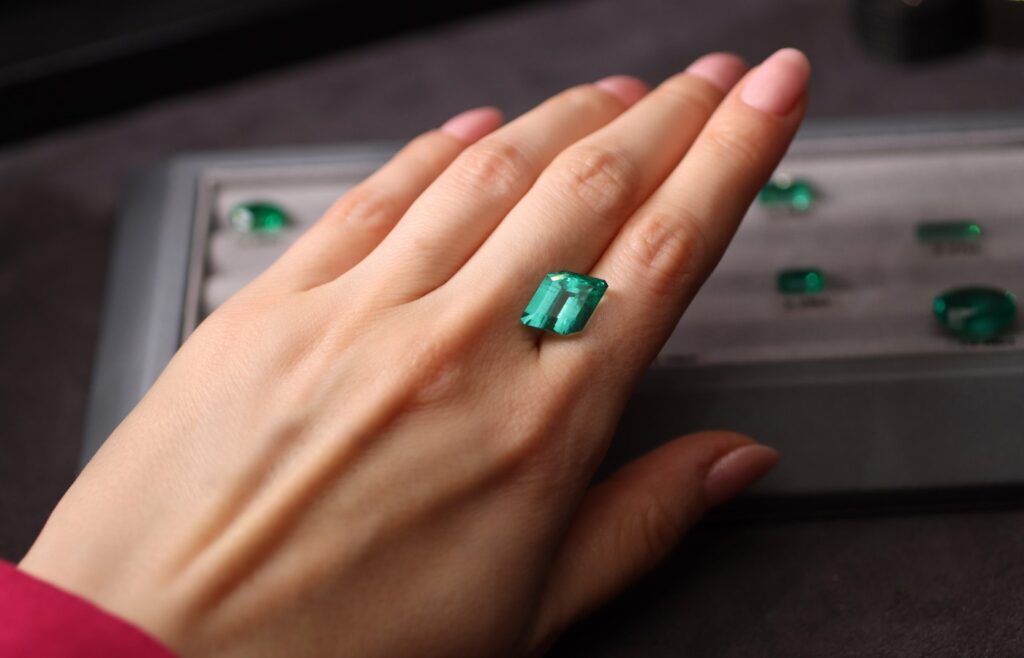 How to style emeralds with different outfits? - Fashion Suggest